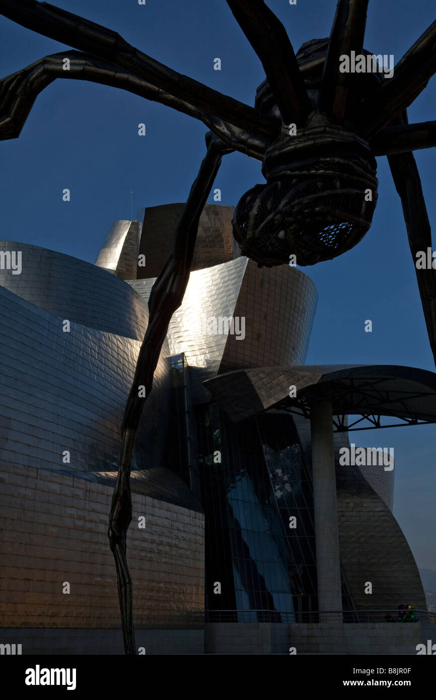 Maman, by Louise Bourgeois, Spider sculpture at Frank Gehry's ...