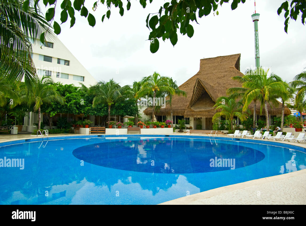 resort swimming pool in caribbean cancun Stock Photo - Alamy