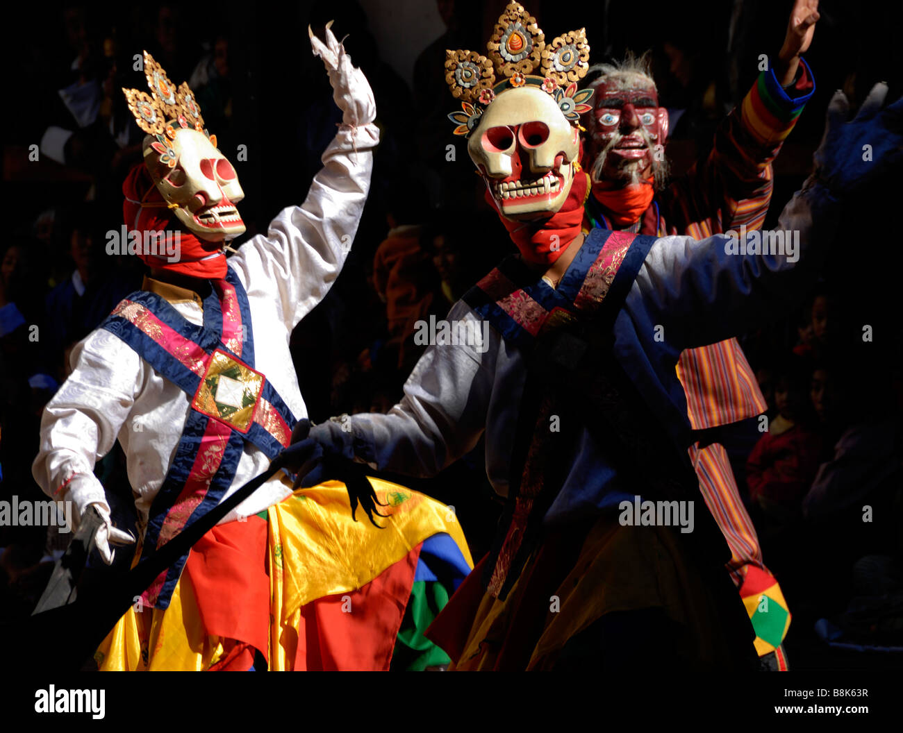 Skull mask dancers hi-res stock photography and images - Alamy