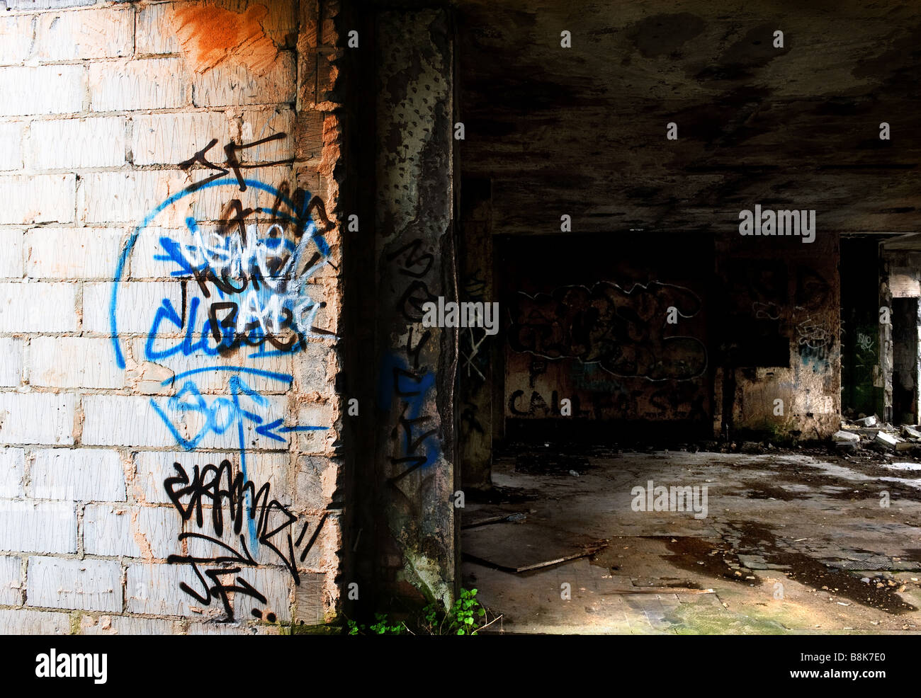 Graffiti on derelict building hi-res stock photography and images - Alamy