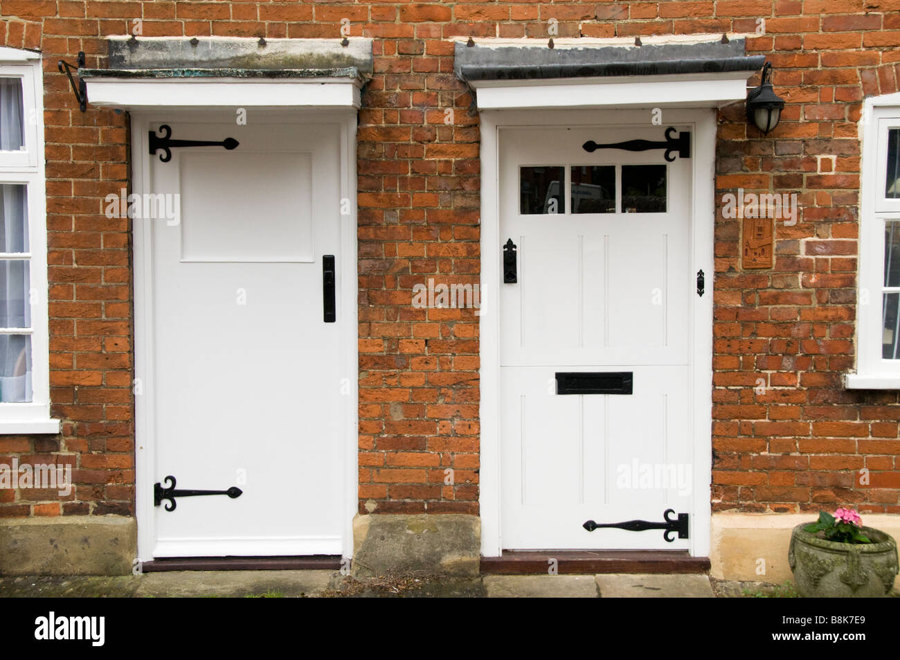 Two houses side by side hi-res stock photography and images - Alamy