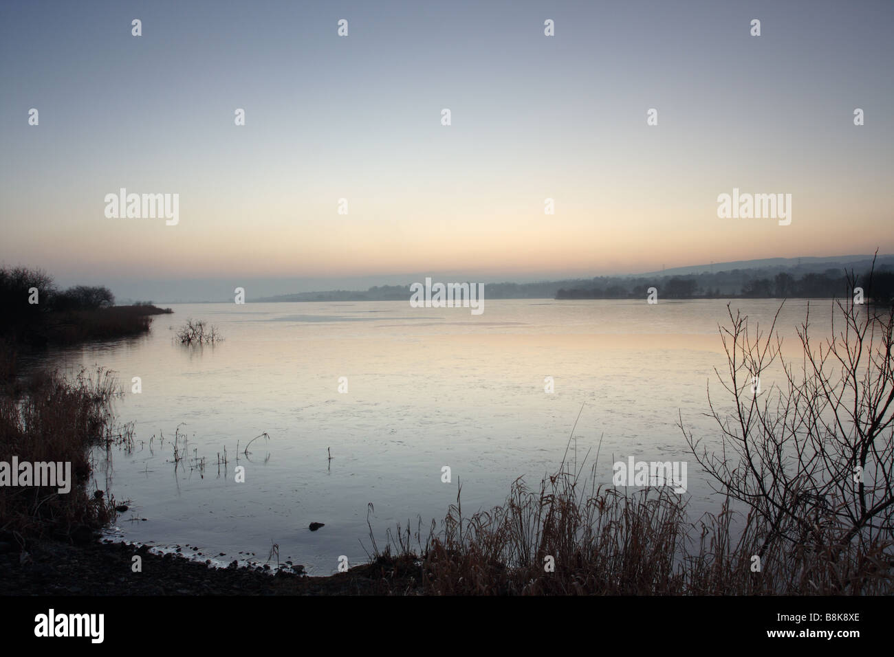 Frozen freezing cold lochwinnoch hi-res stock photography and images ...
