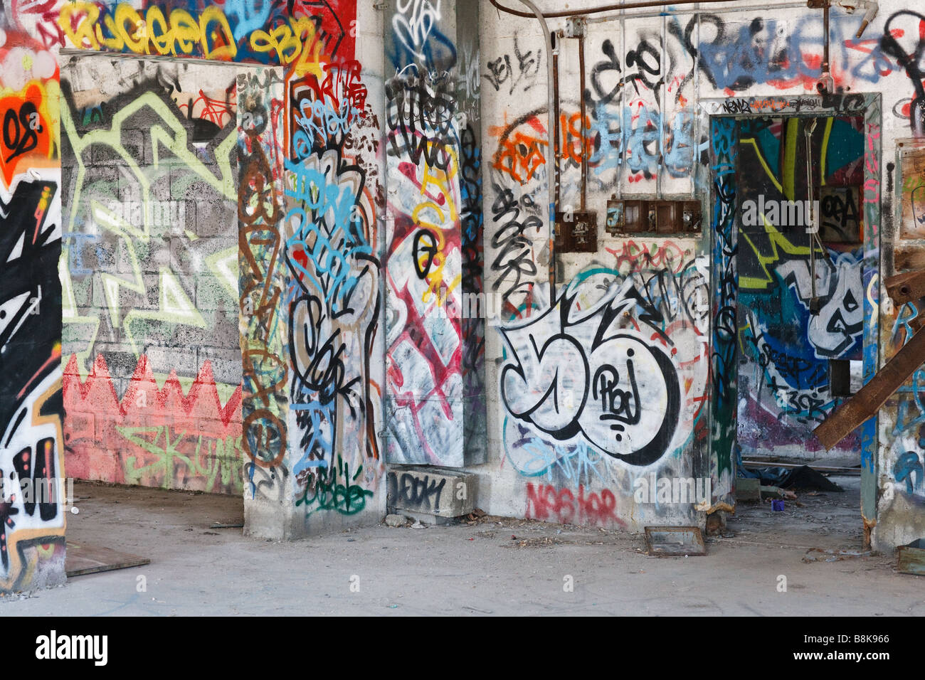 Graffiti abandoned factory hi-res stock photography and images - Alamy
