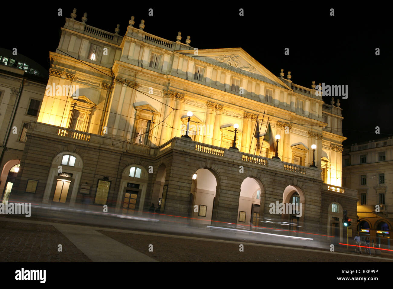 Teatro alla scala milan exterior hi-res stock photography and images ...