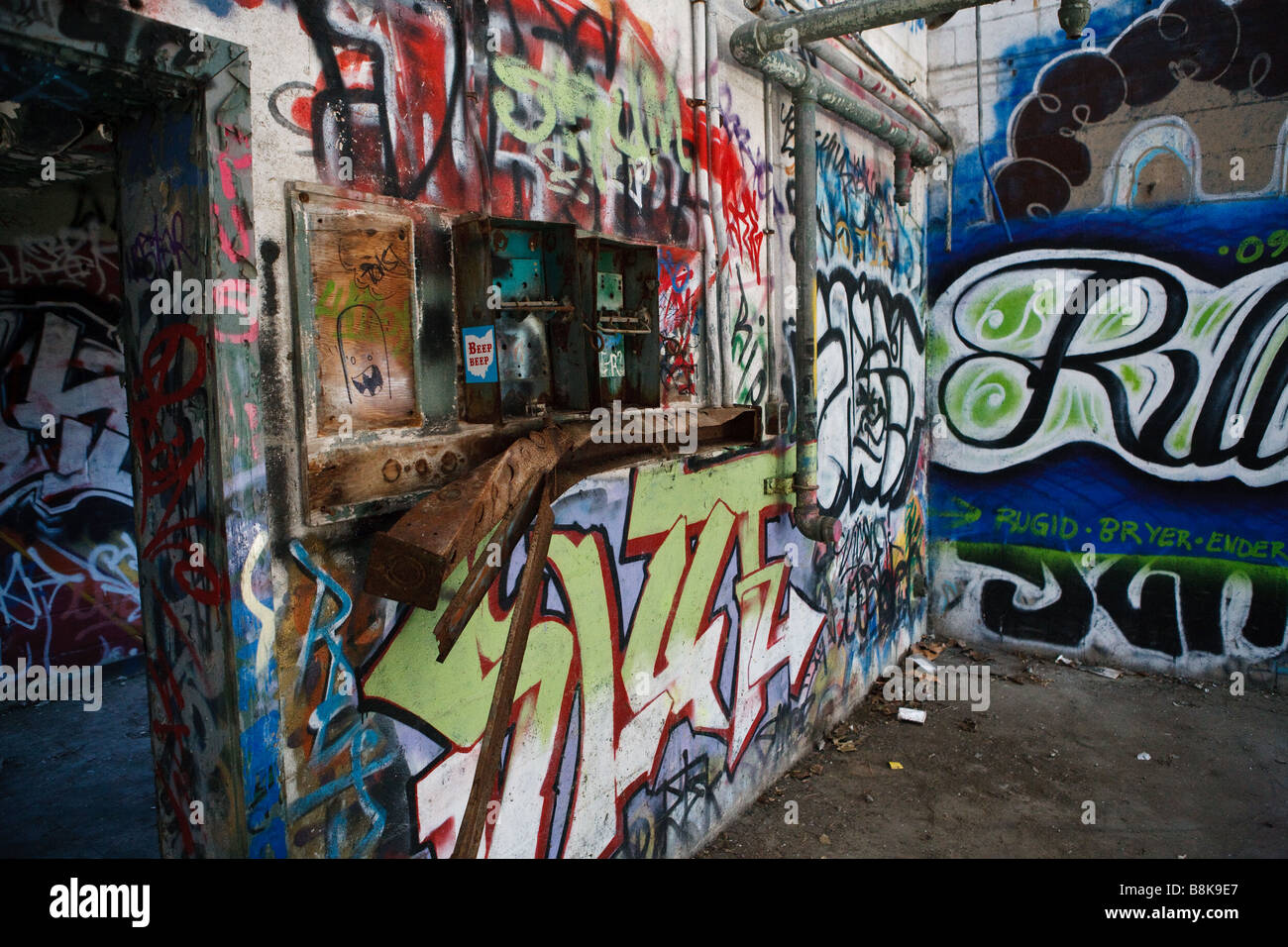 Buildings with graffiti hi-res stock photography and images - Alamy