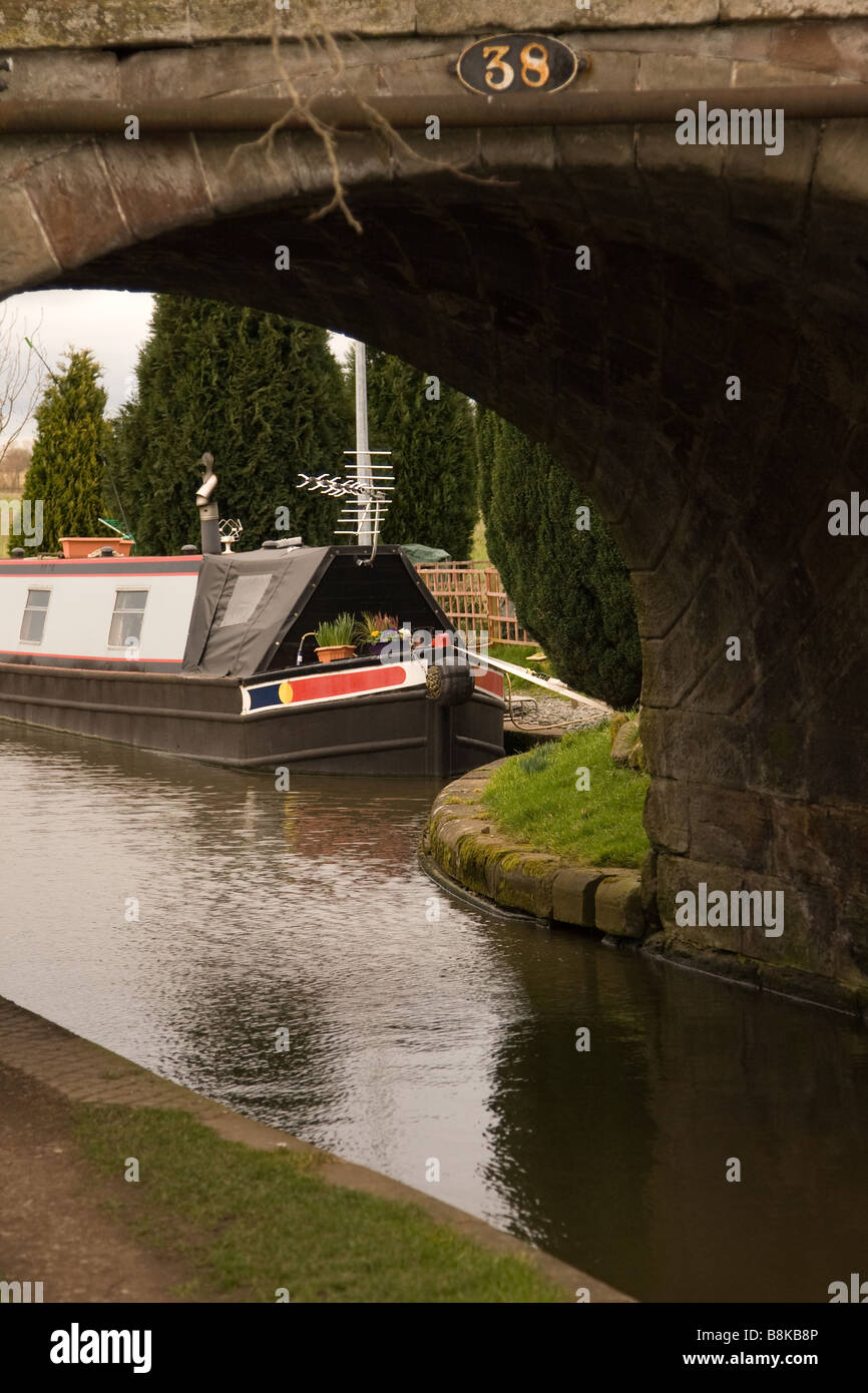 View through bridge on canal hi-res stock photography and images - Alamy