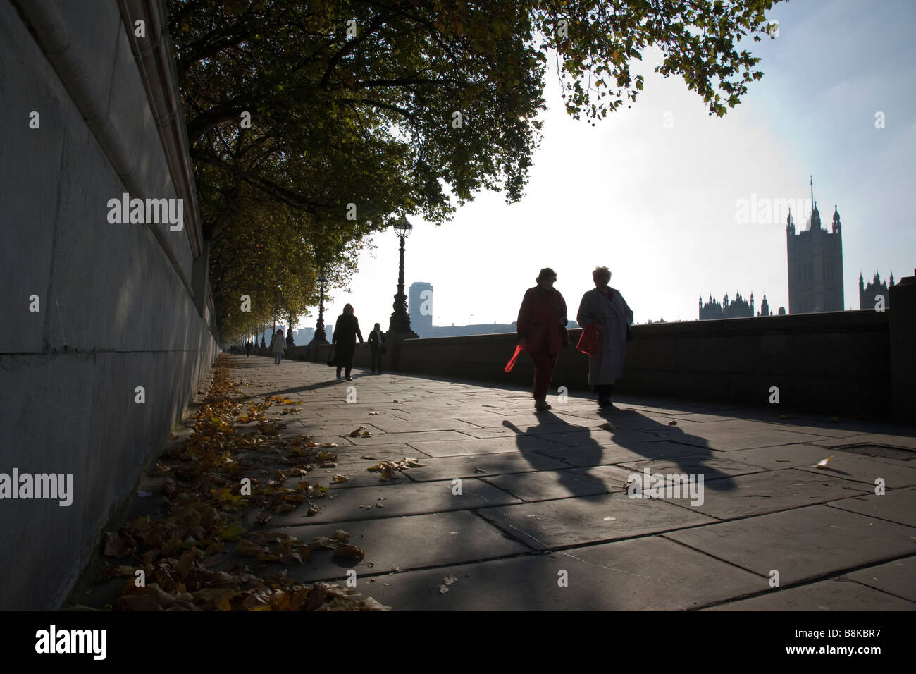 People walking on riverside path pathway hi-res stock photography and ...