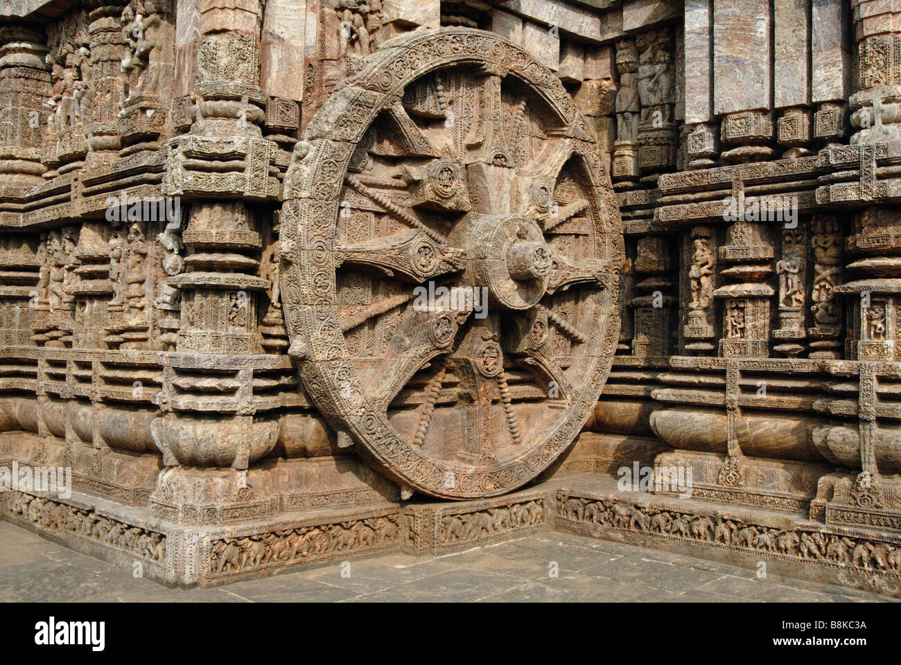 Chariot wheel konark side view hi-res stock photography and images - Alamy