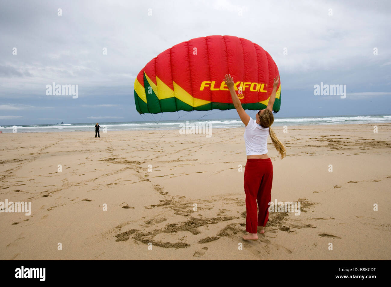 Power kiting at Perranporth Stock Photo - Alamy
