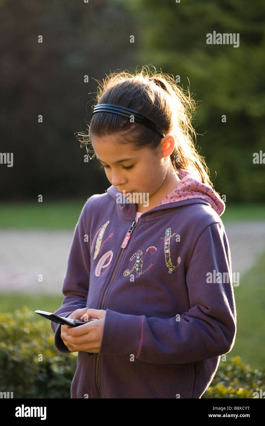 10 year old girl and texting hi-res stock photography and images - Alamy
