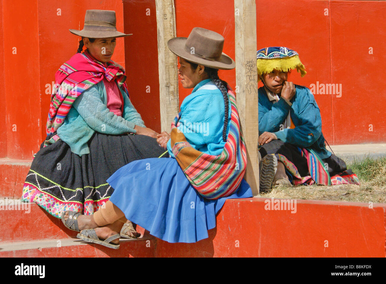 Quechua Indian women talking, Cuzco, Peru Stock Photo - Alamy