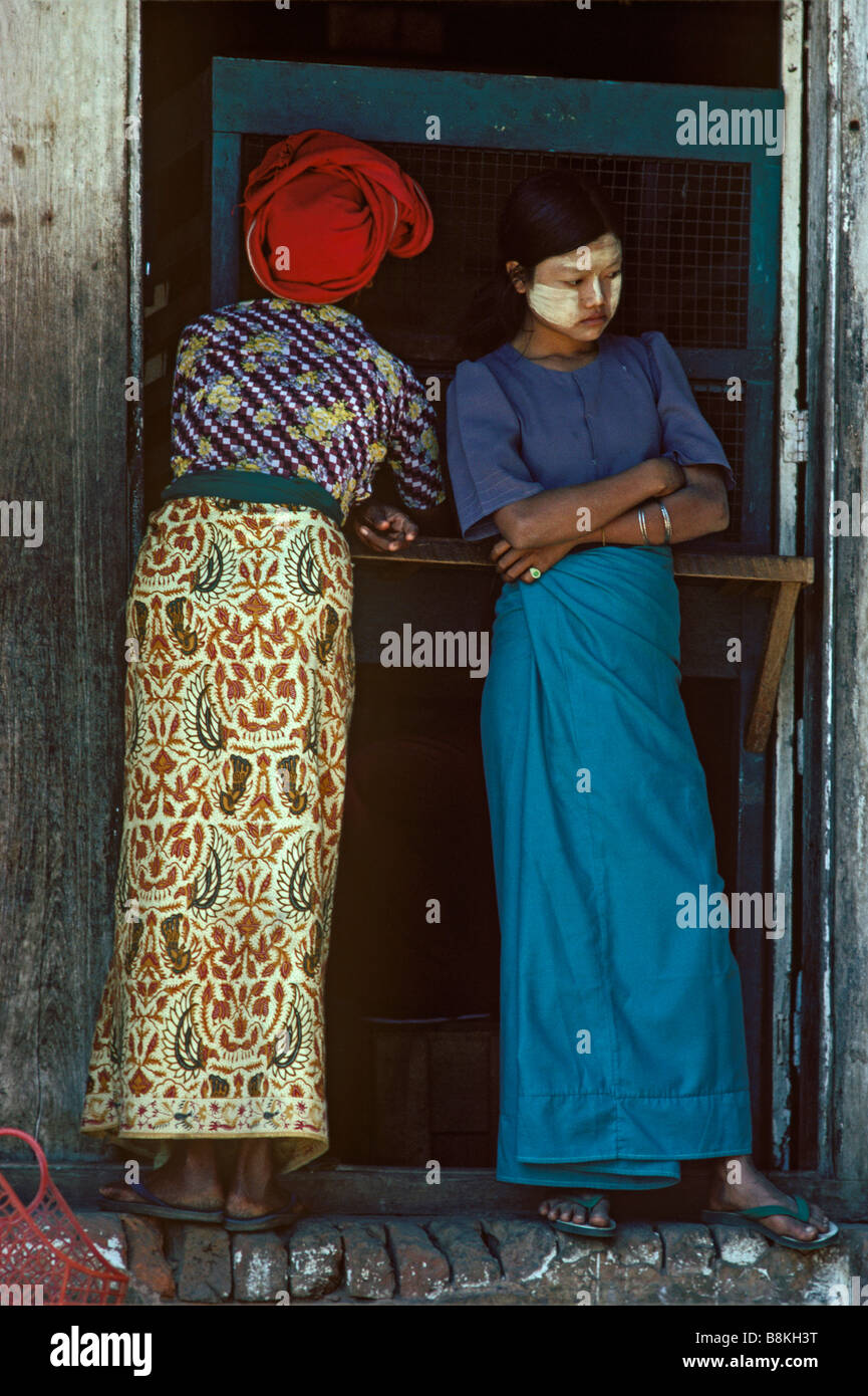 Longyi girl hi-res stock photography and images - Alamy