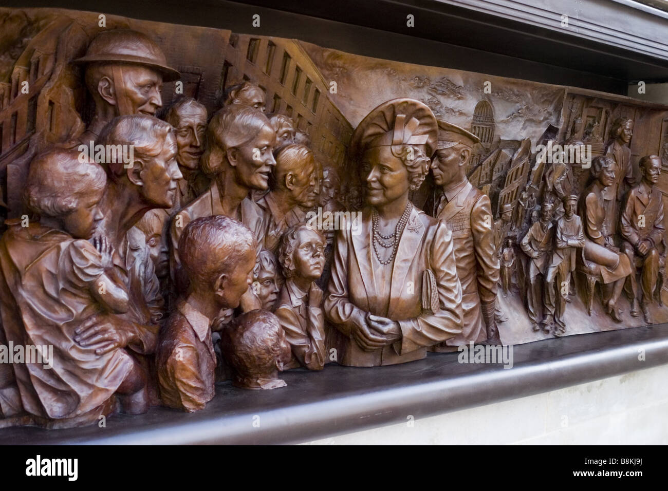 Memorial to Queen Elizabeth, The Queen Mother, The Mall, London, UK ...