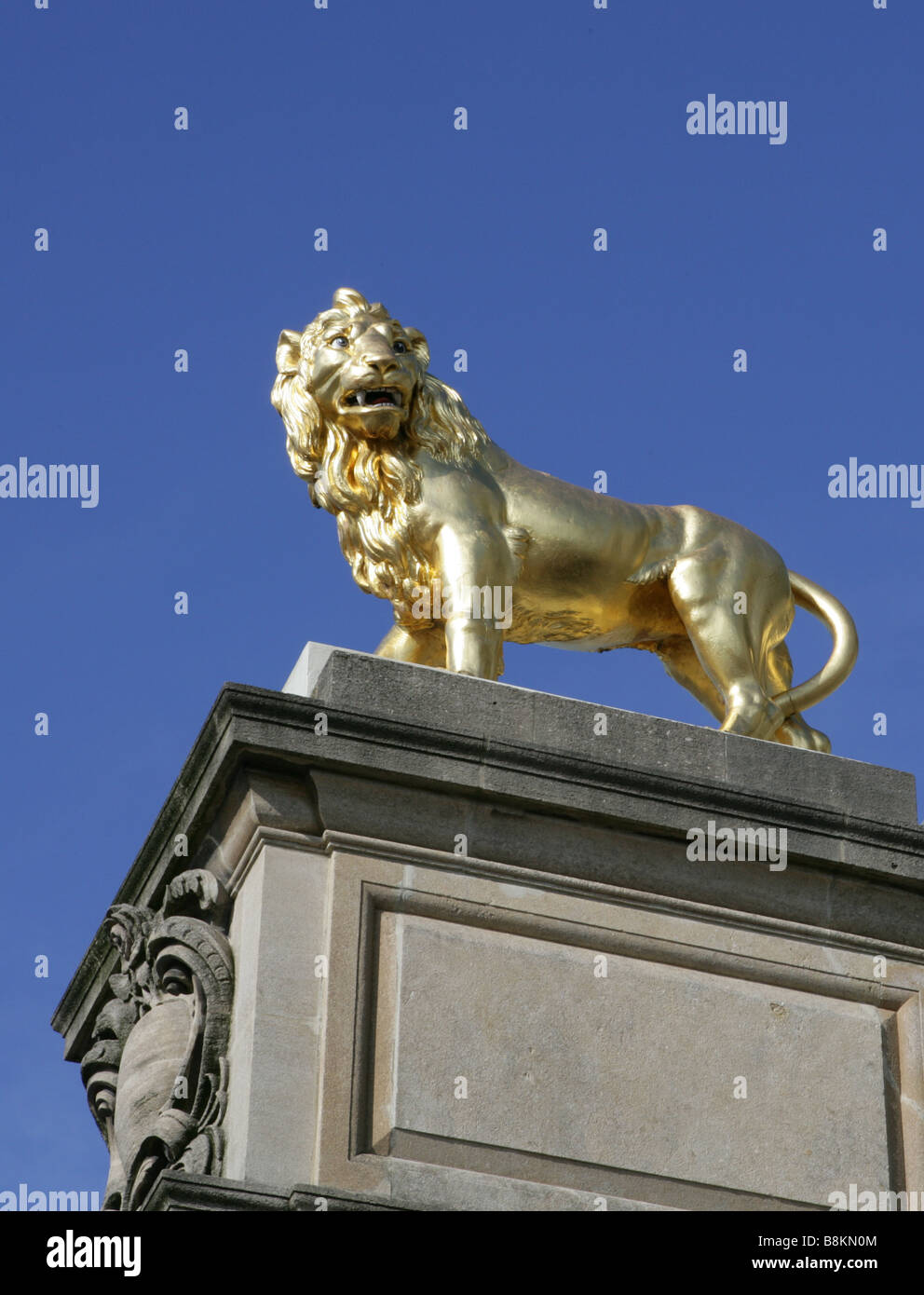 Twickenham Stadium West Stand golden lion statue Stock Photo - Alamy
