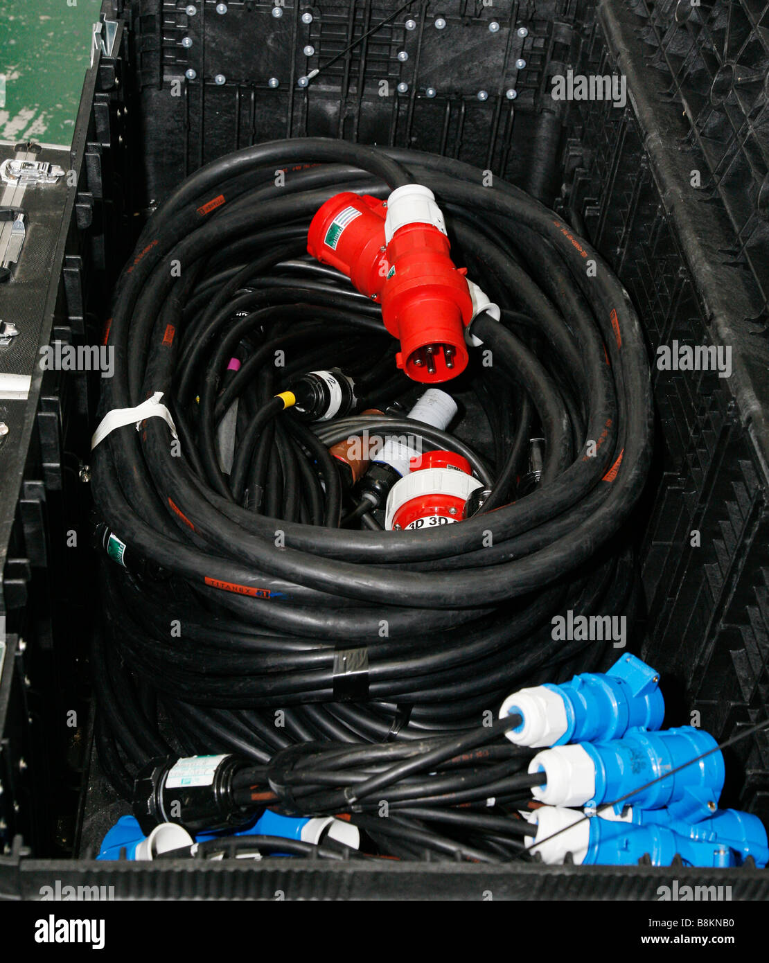 Black electric cables hi-res stock photography and images - Alamy
