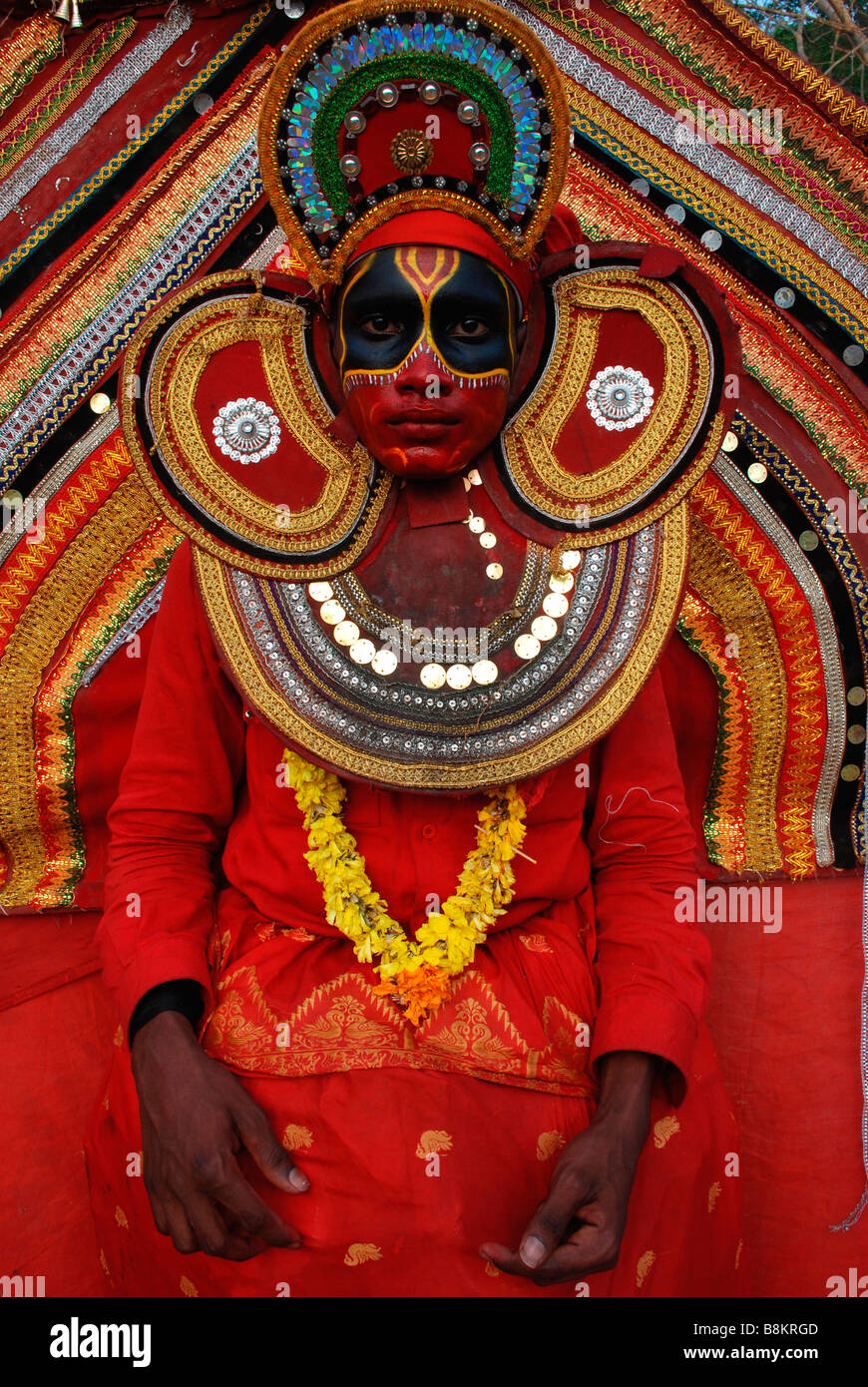 Theyyam mask hi-res stock photography and images - Alamy
