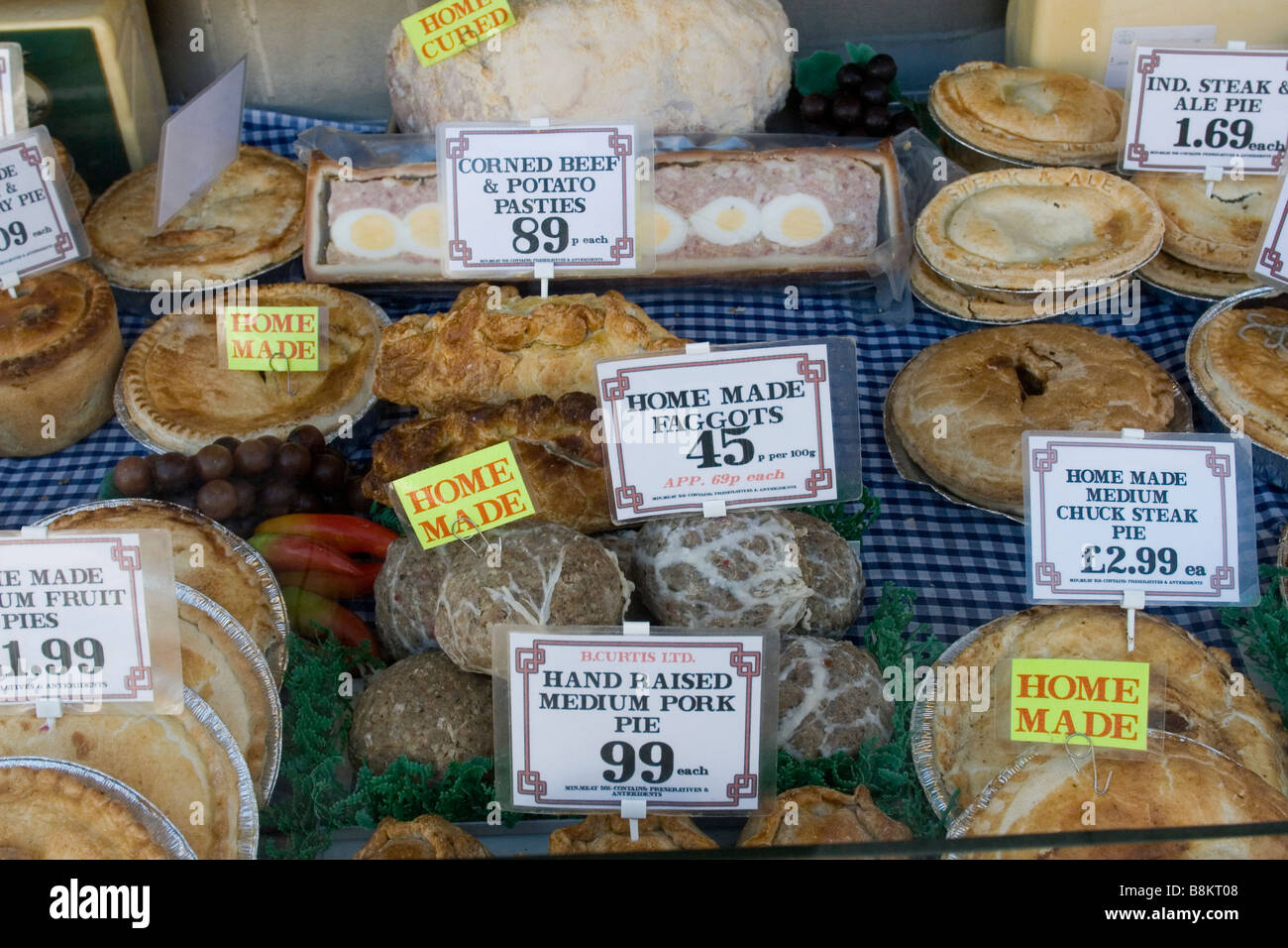 Home made meat pies laid out for sale in butchers shop window Stock ...