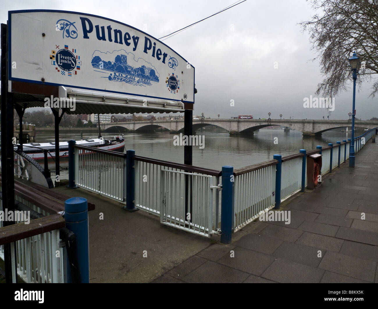 Putney pier hi-res stock photography and images - Alamy