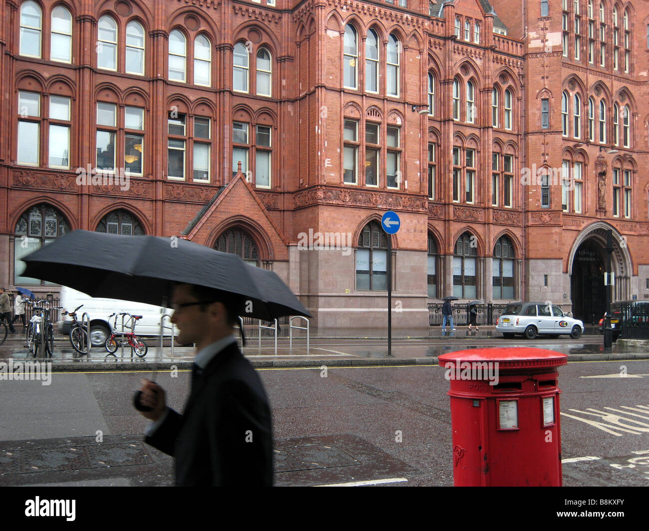 London street man walking hi-res stock photography and images - Alamy