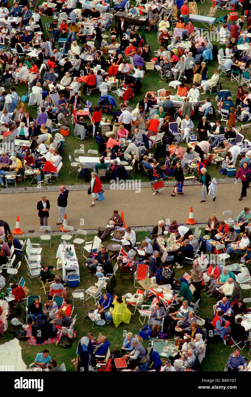 Concert crowd tables hi-res stock photography and images - Alamy