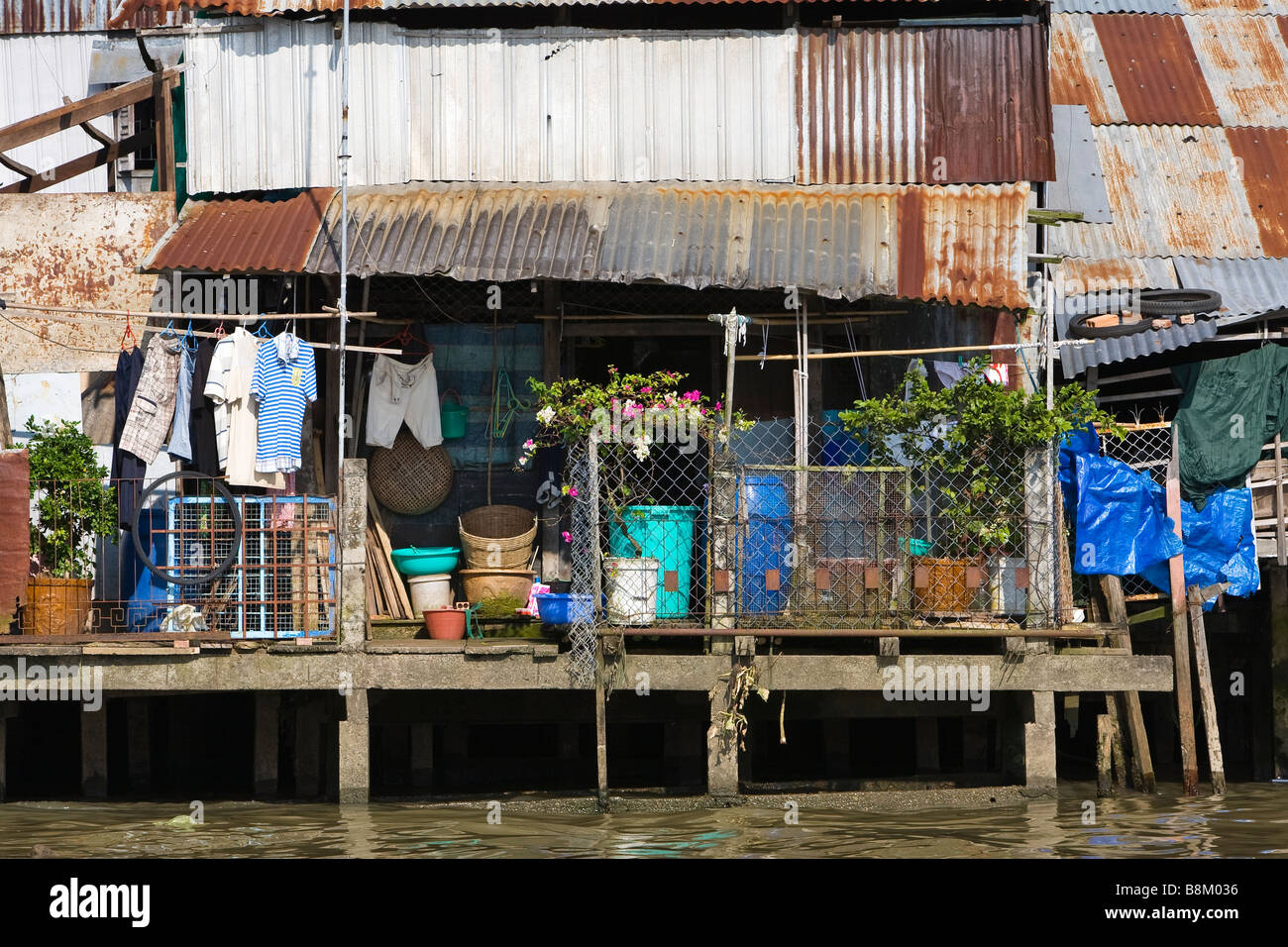floating home on river Stock Photo - Alamy