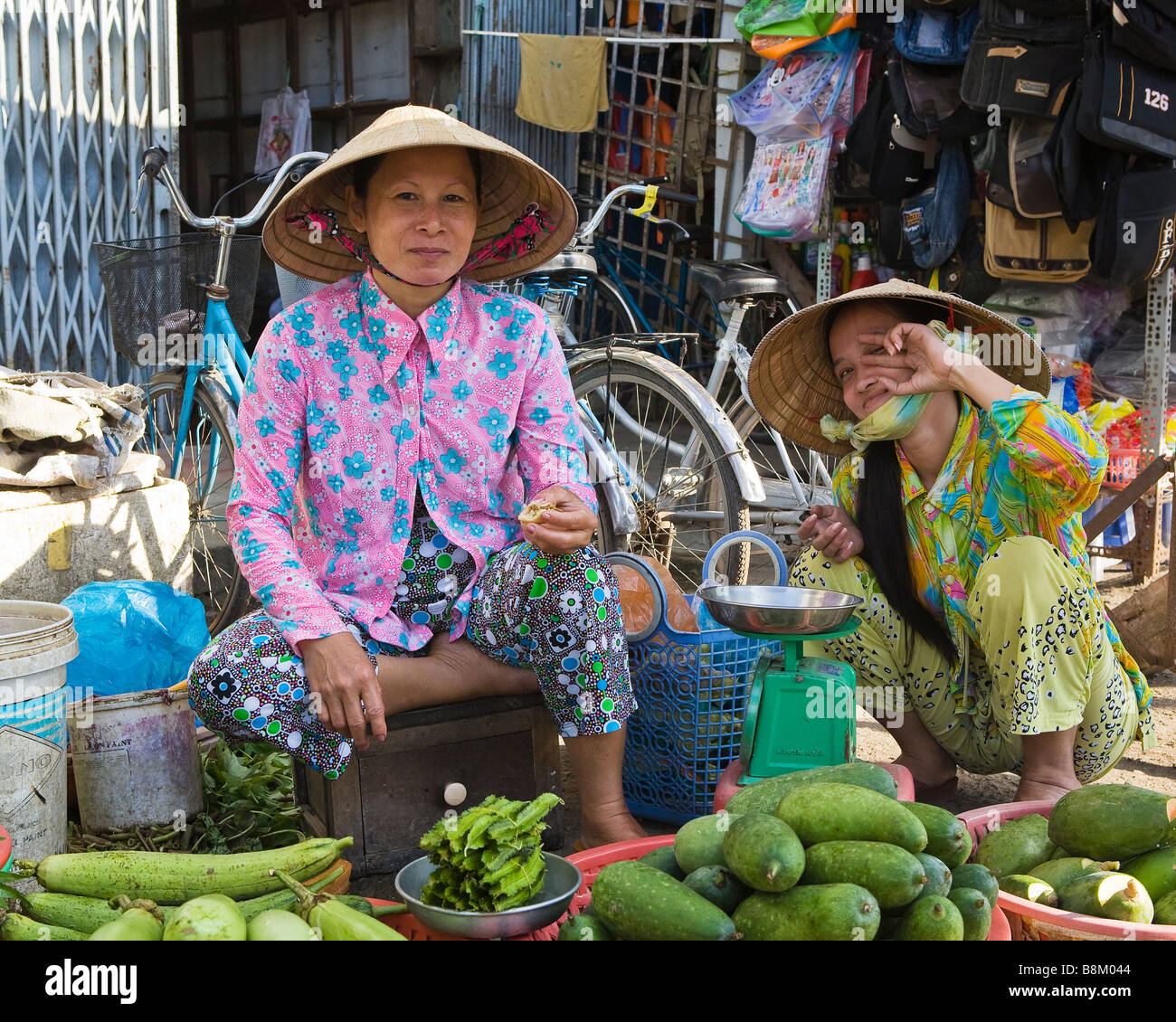 asian women at market Stock Photo - Alamy