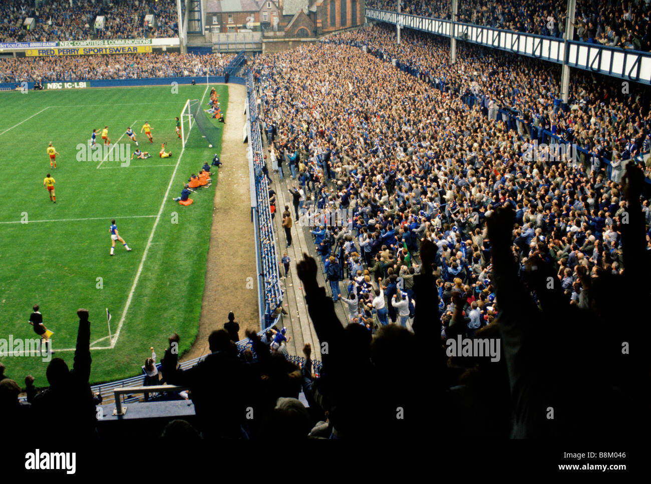 Crowds cheering football hi-res stock photography and images - Alamy