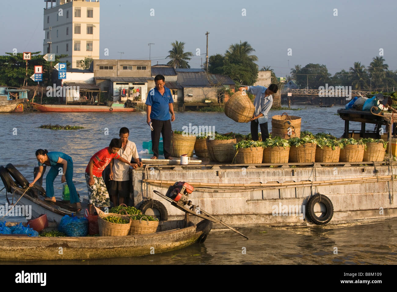 people on floating market Stock Photo - Alamy
