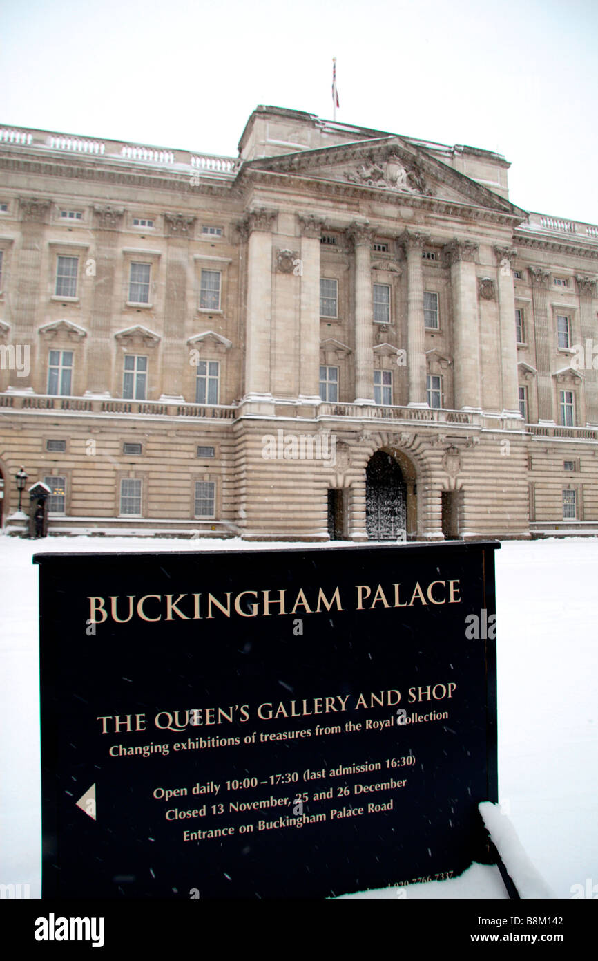 Buckingham palace sign hi-res stock photography and images - Alamy