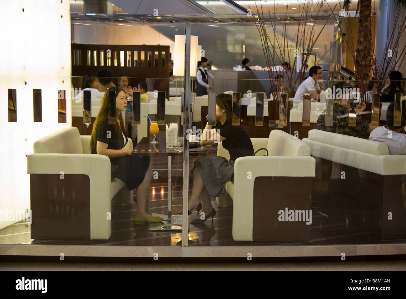 Wealthy chinese women discuss in the café of an upmarket Shanghai ...