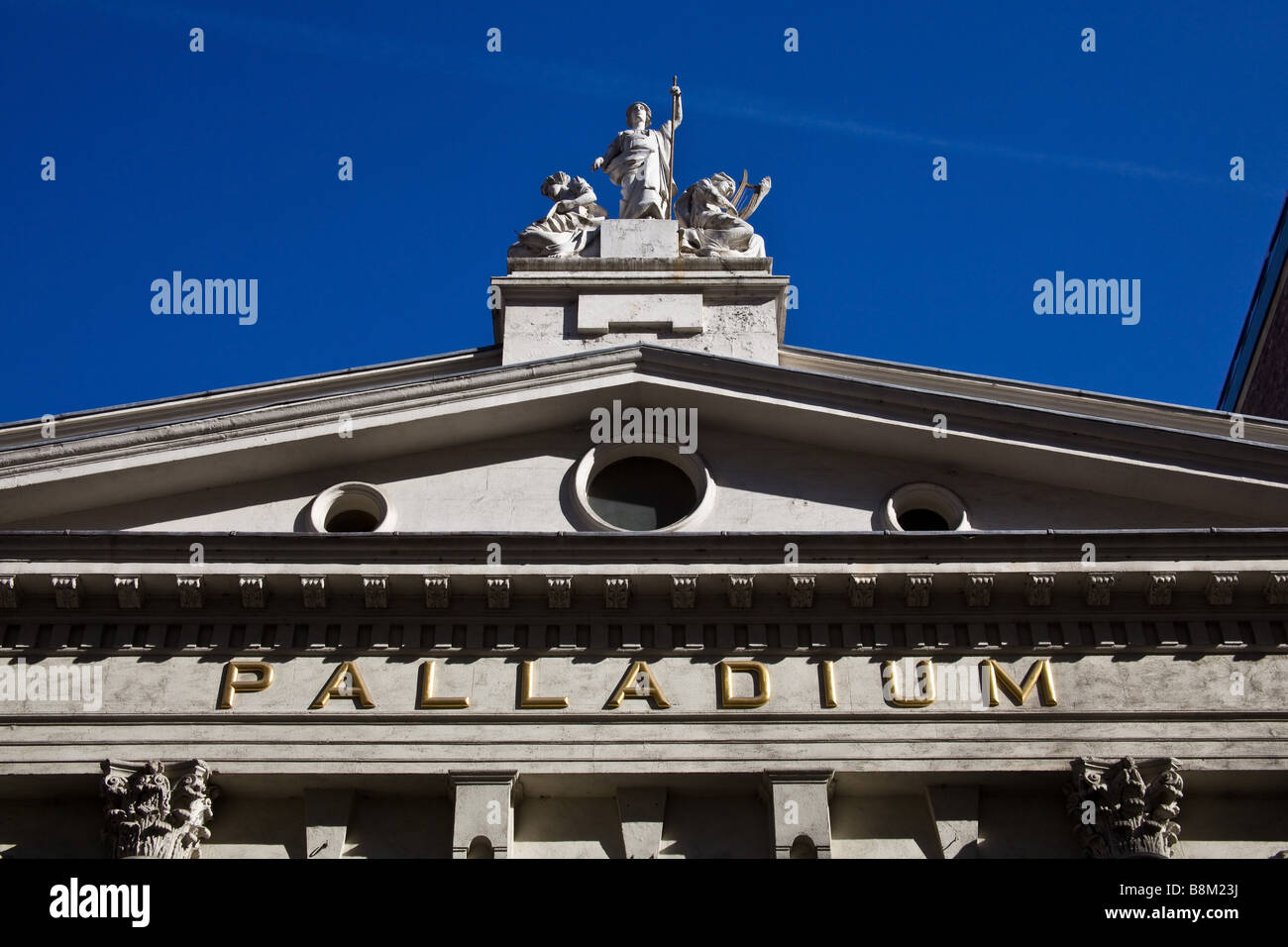 London palladium exterior hi-res stock photography and images - Alamy