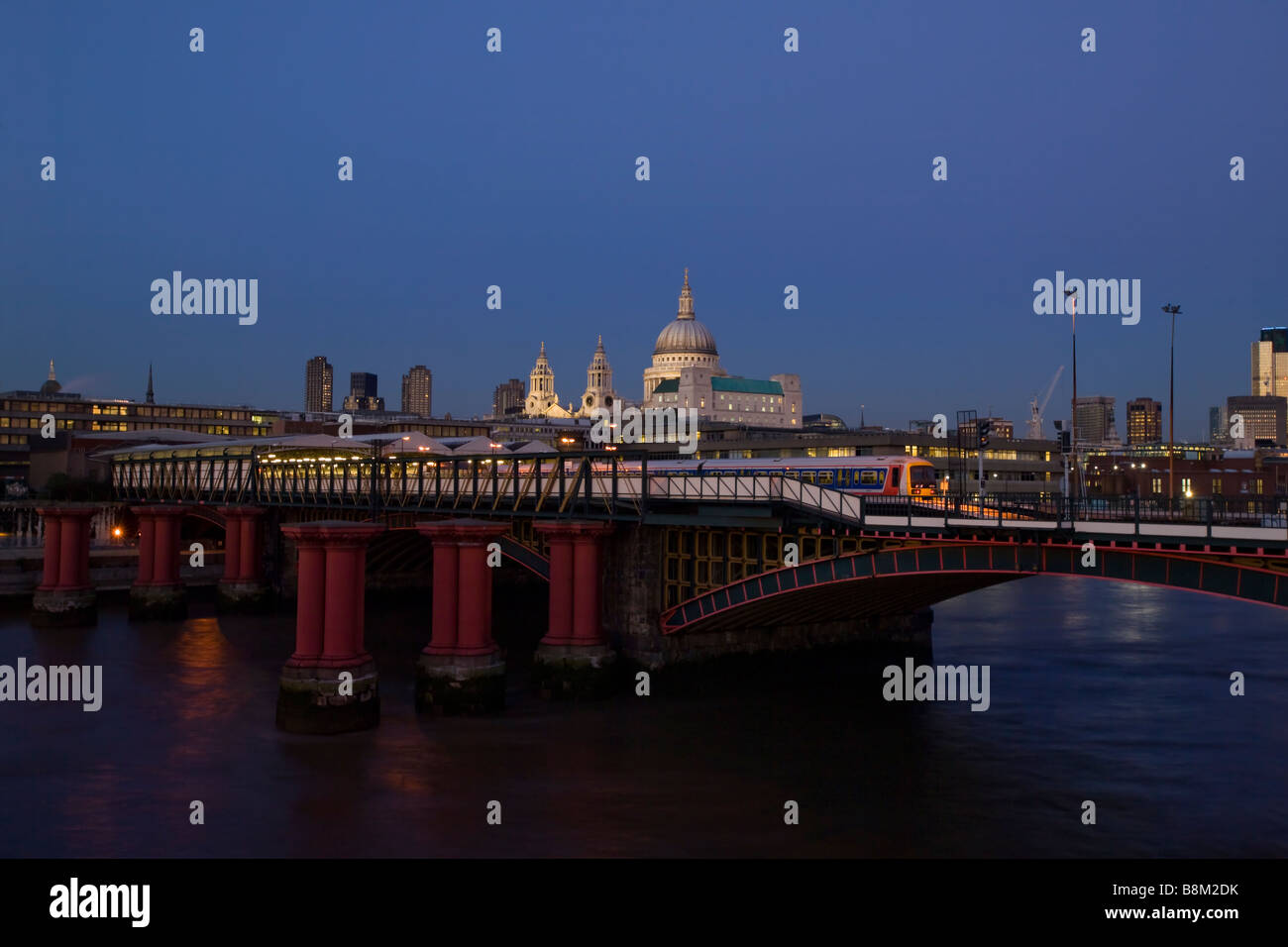Railway bridge on the thames hi-res stock photography and images - Alamy