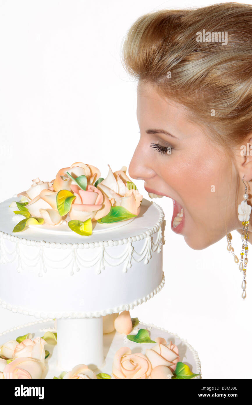 beautiful bride in white wedding dress eating cake Stock Photo - Alamy