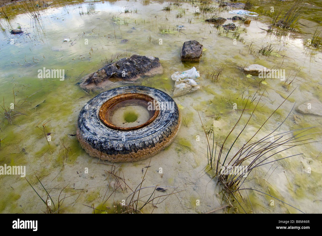 Used tyre hi-res stock photography and images - Alamy