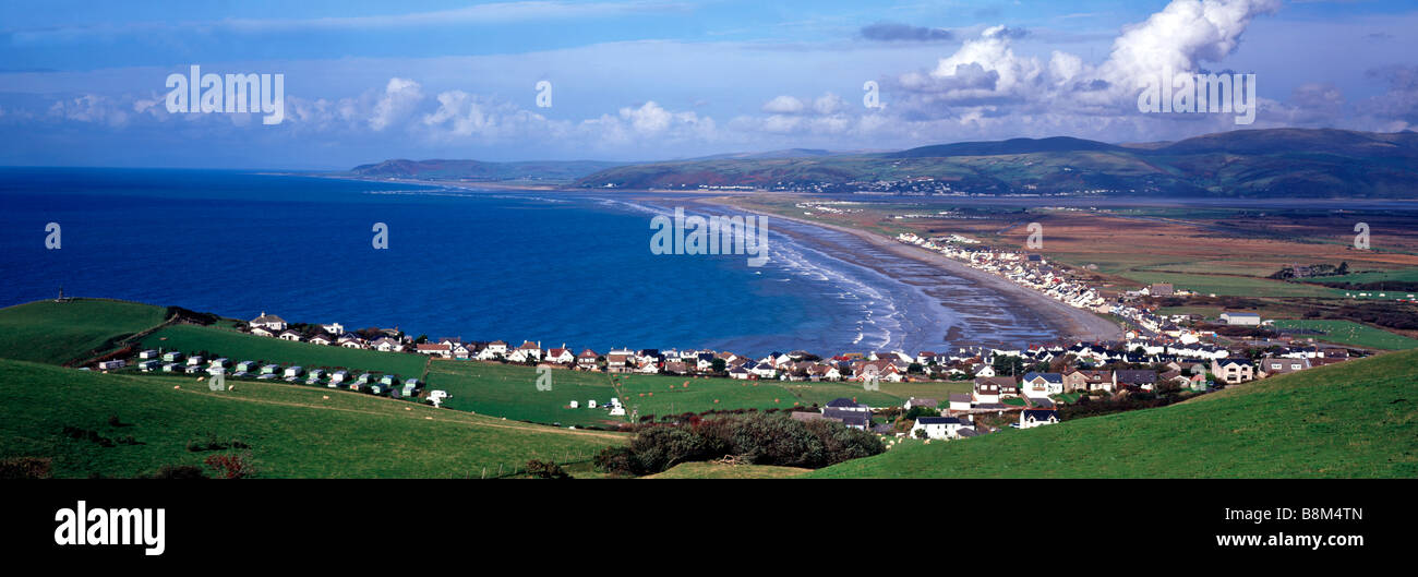Colourful panoramic view over the town and the beach of Borth to the ...