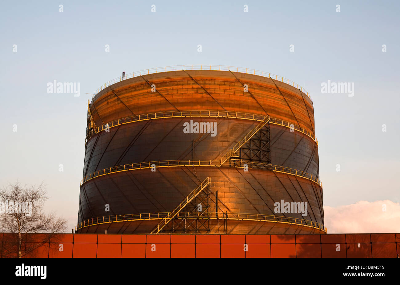 Gasometer hi-res stock photography and images - Alamy