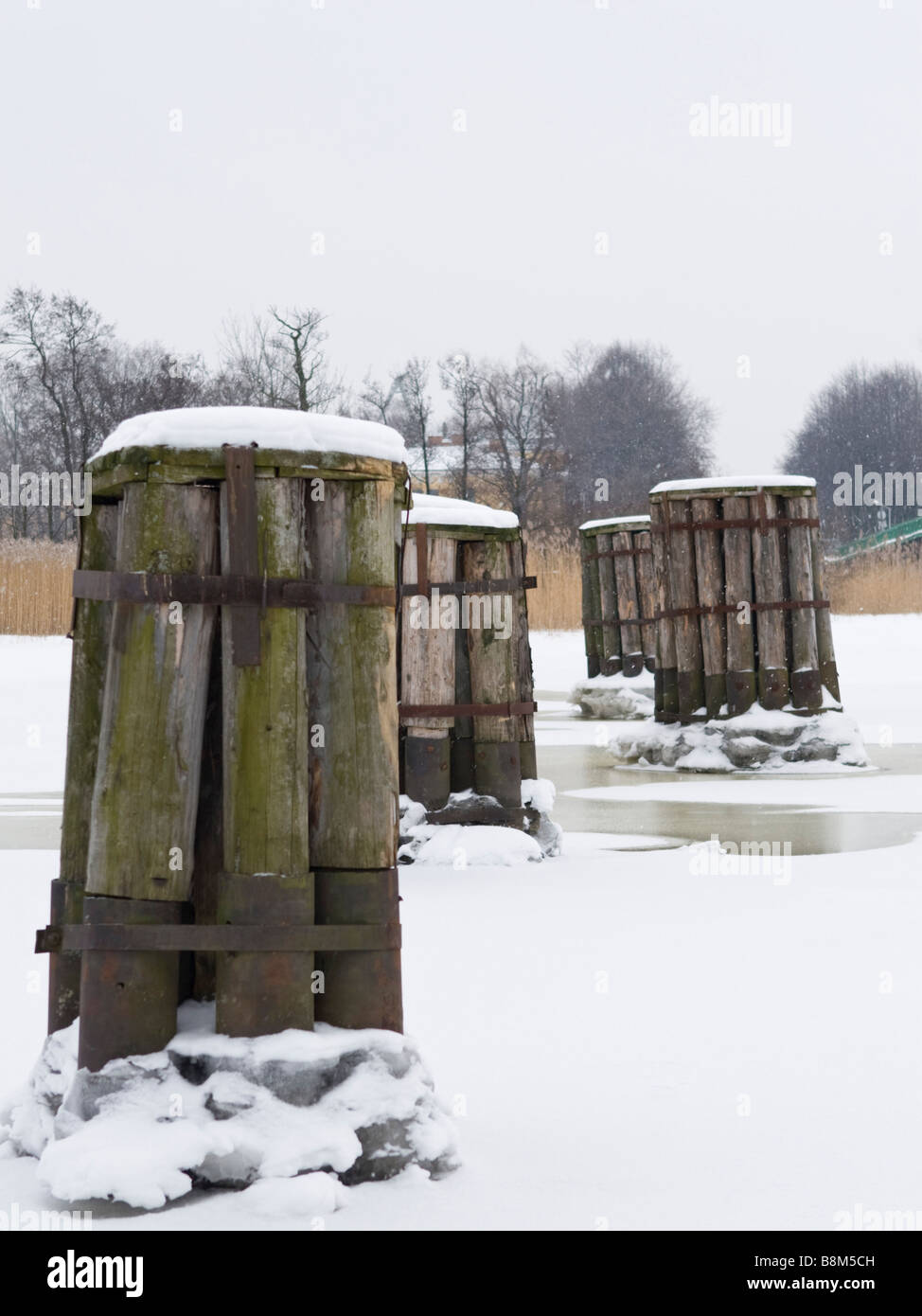 Bridge icebreaker pier river hi-res stock photography and images - Alamy