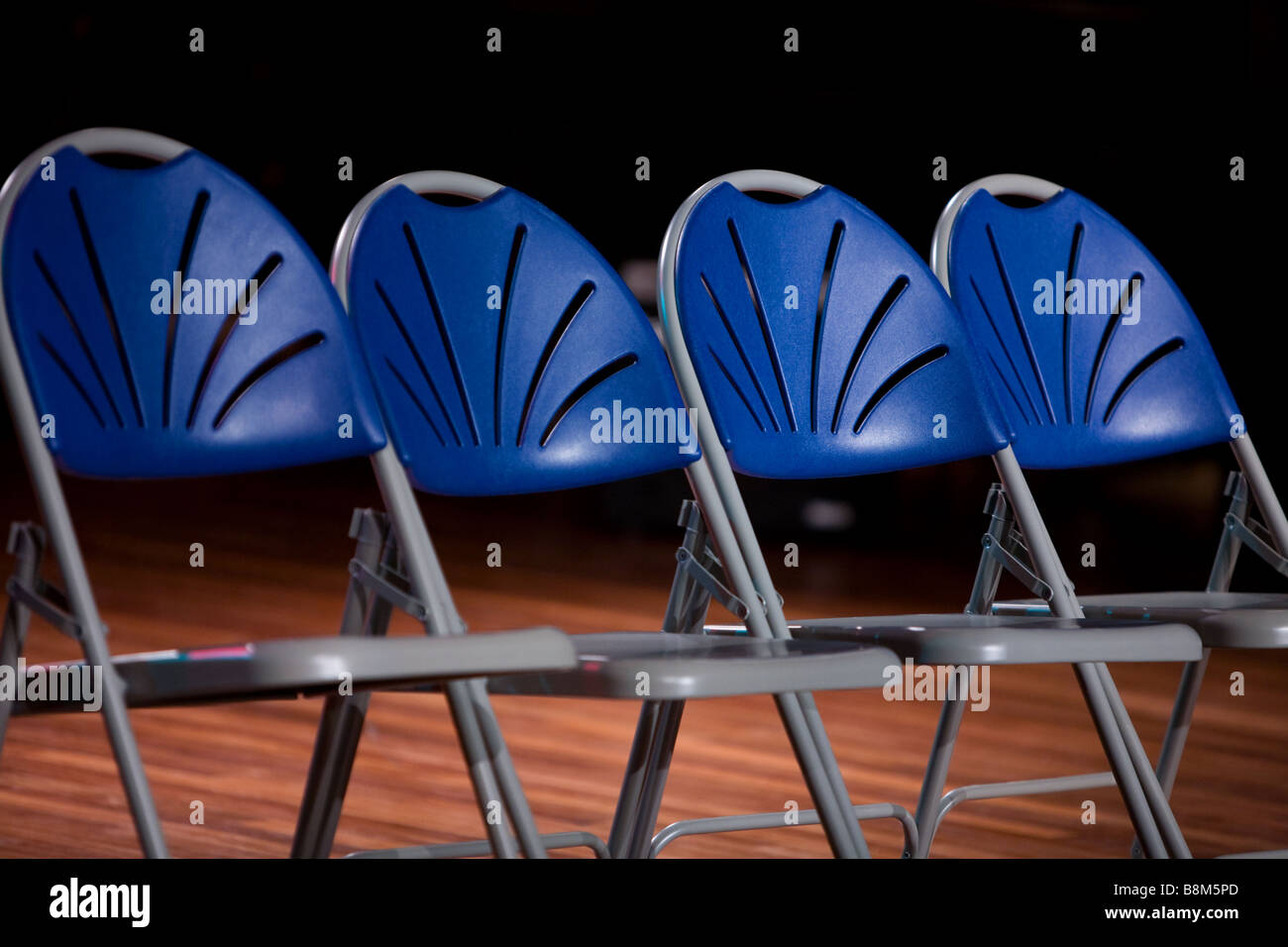 Blue theatre chairs hi-res stock photography and images - Alamy