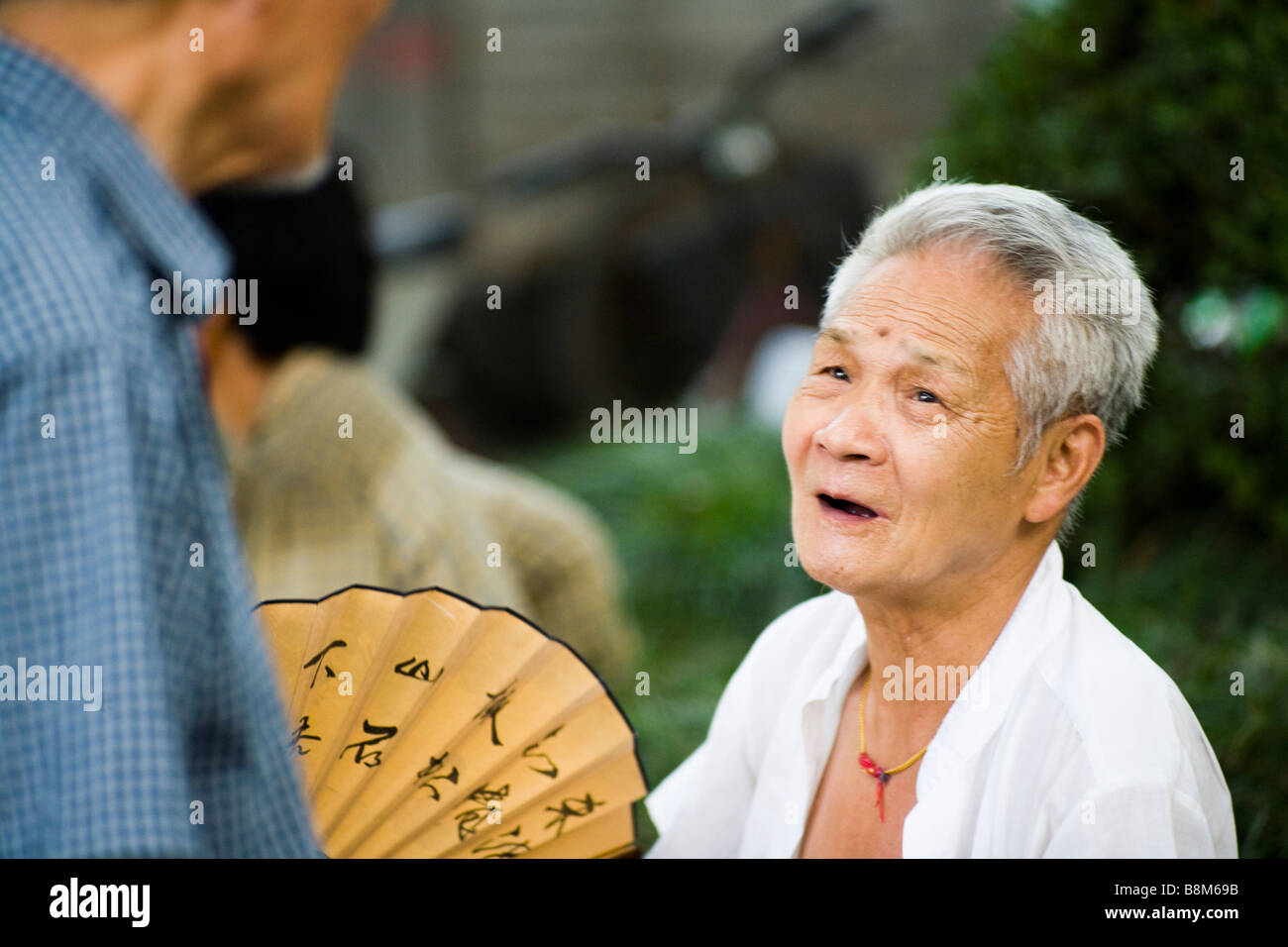 Old man with traditional chinese fan in Shanghai's People's Park Stock ...