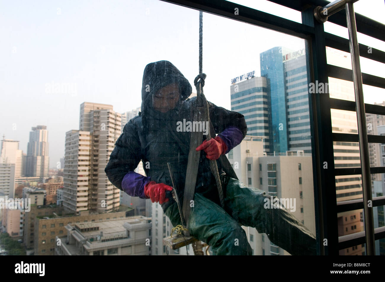 Cleaning the windows of highrises in China Stock Photo - Alamy