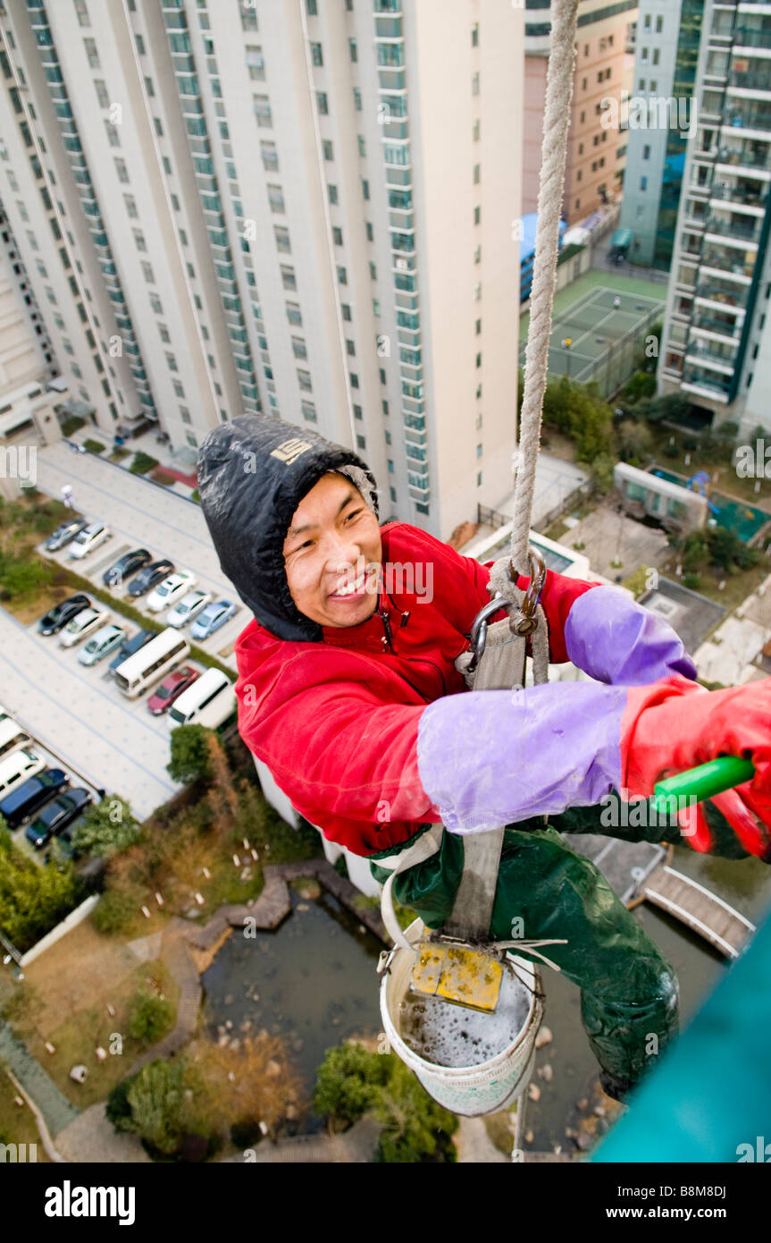 Cleaning the windows of highrises in China Stock Photo - Alamy