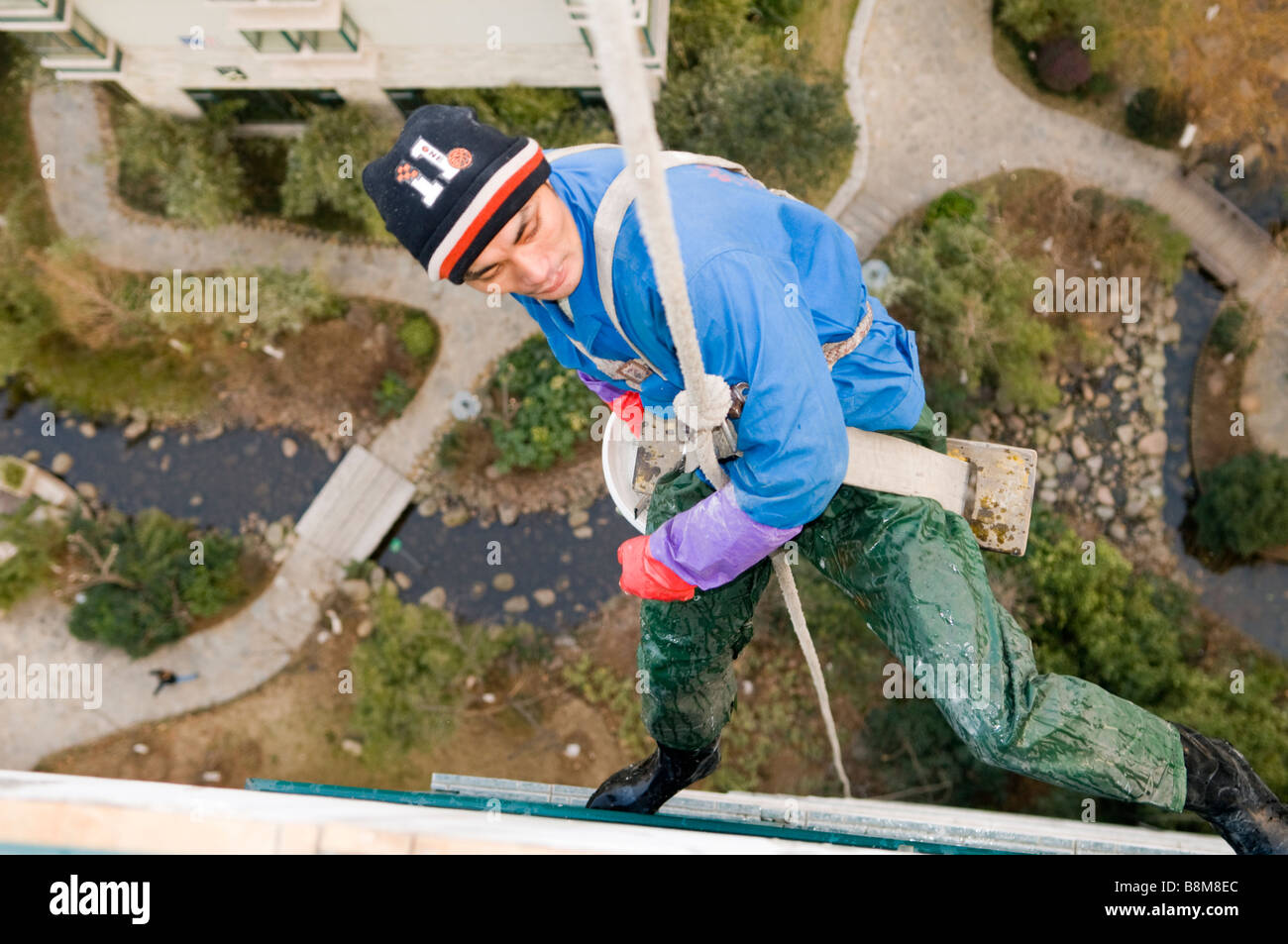 Cleaning the windows of highrises in China Stock Photo - Alamy