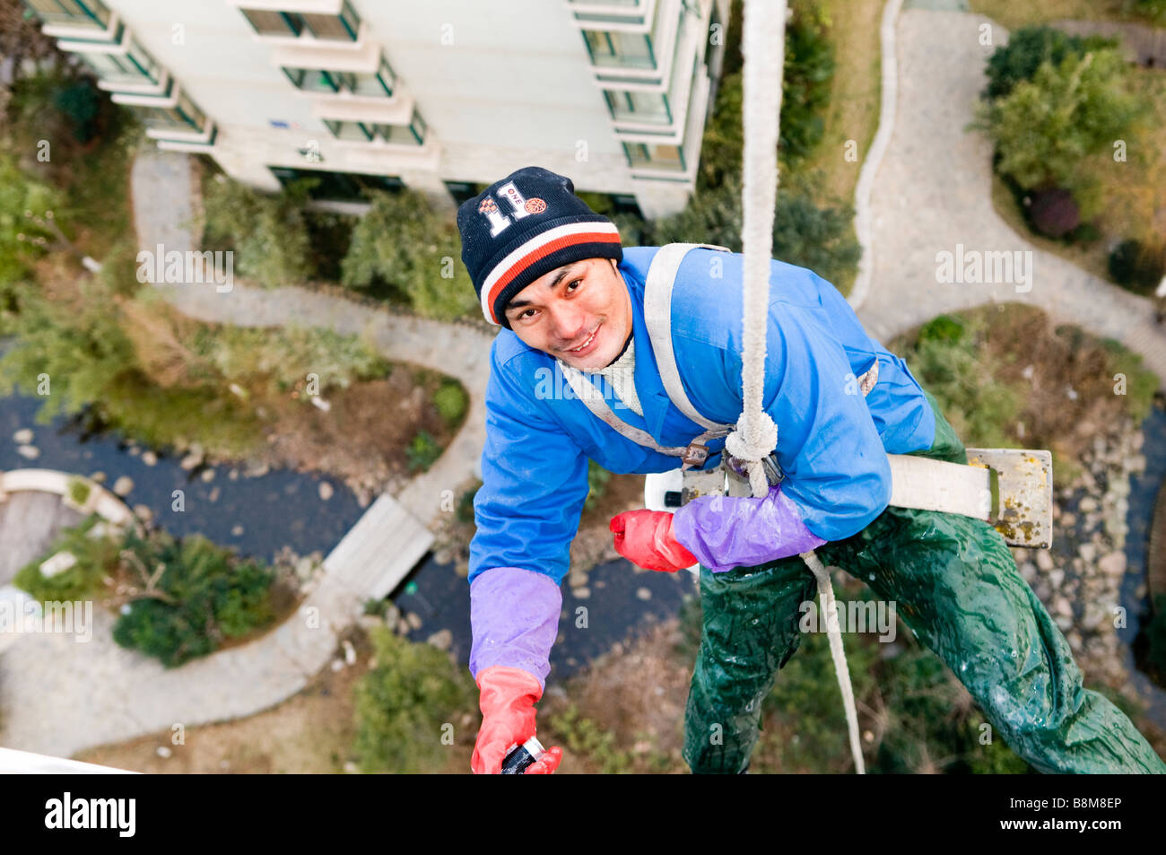 Cleaning the windows of highrises in China Stock Photo - Alamy