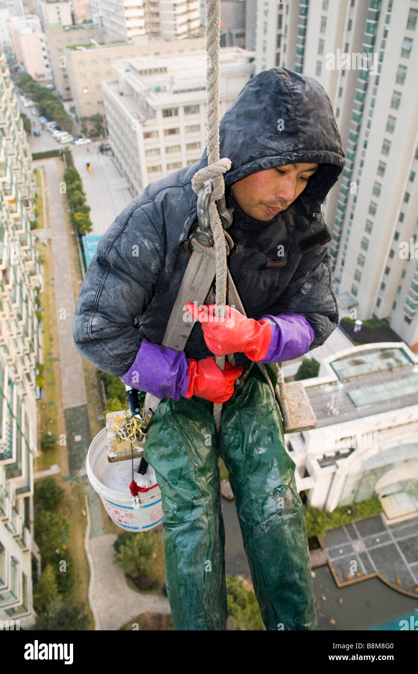 Cleaning the windows of highrises in China Stock Photo - Alamy
