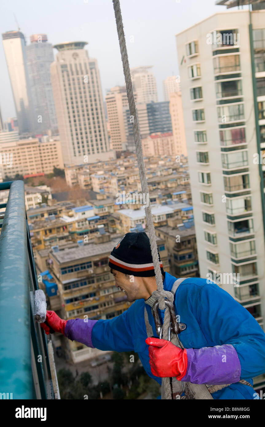 Cleaning the windows of highrises in China Stock Photo - Alamy