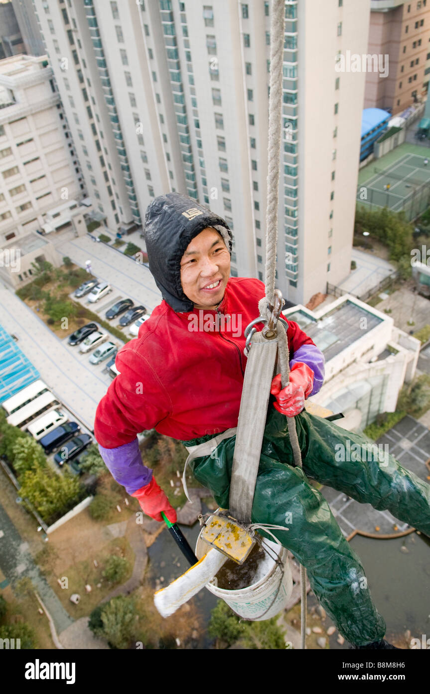 Cleaning the windows of highrises in China Stock Photo - Alamy