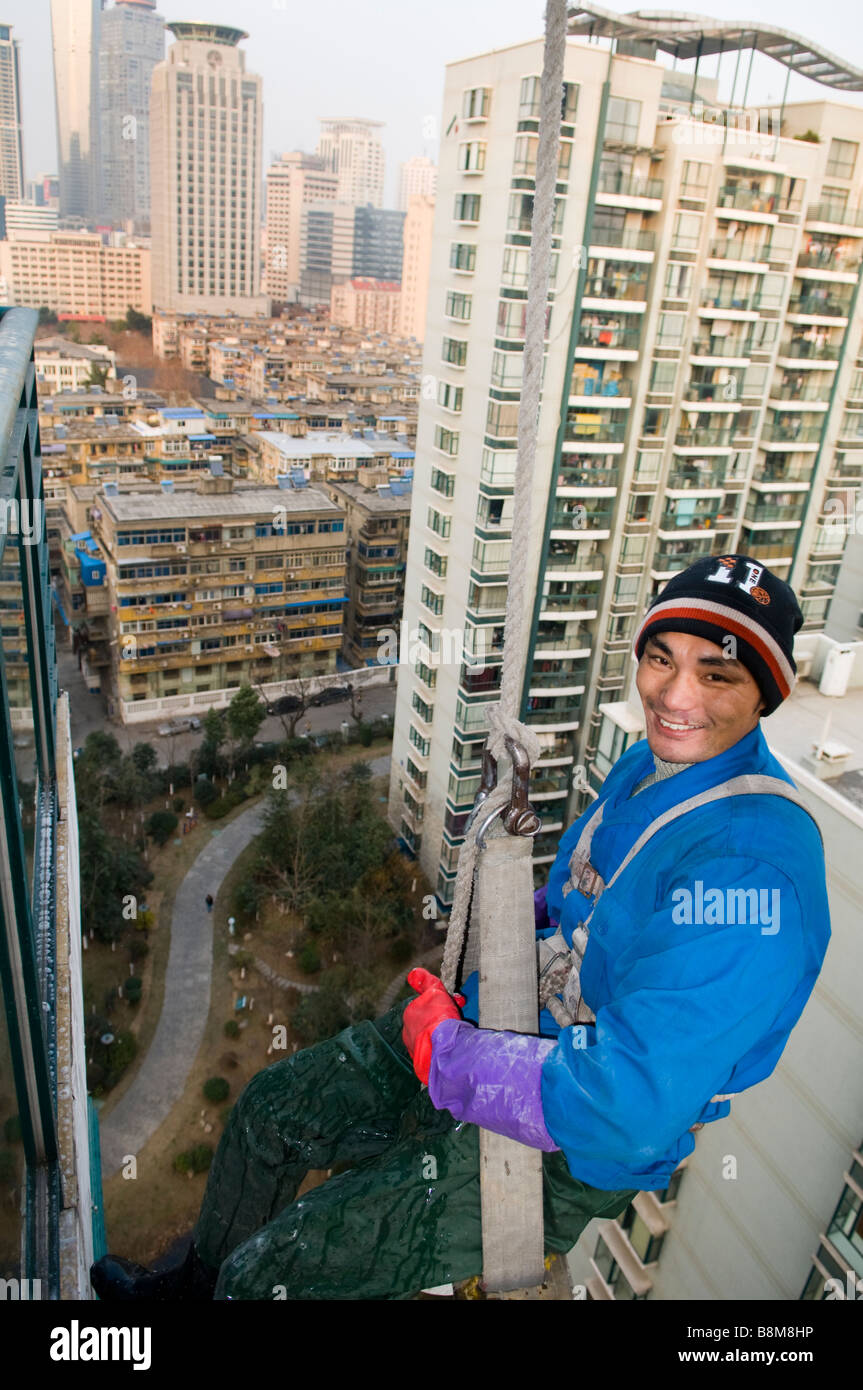 Cleaning the windows of highrises in China Stock Photo - Alamy
