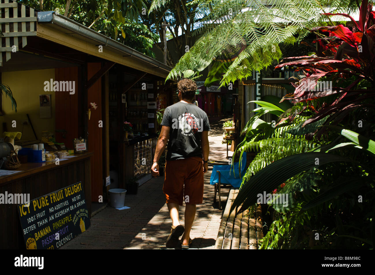 Market stalls in Kuranda, Queensland Stock Photo - Alamy
