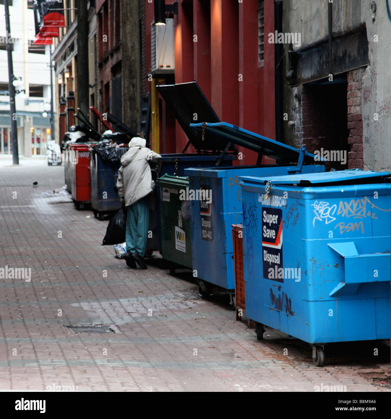 Homeless man collects bottles in Vancouver Stock Photo - Alamy