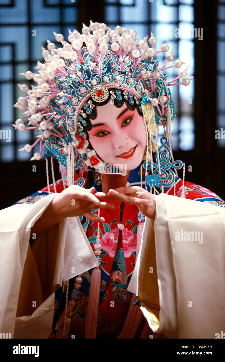 Beijing opera actress drinking tea hi-res stock photography and images ...